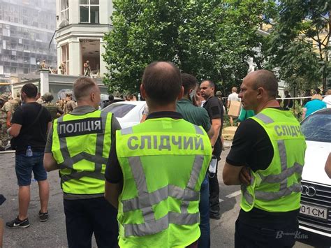 Обстріл лікарні Охматдит сотні киян розбирають завали під якими можуть бути діти ФОТО ВІДЕО