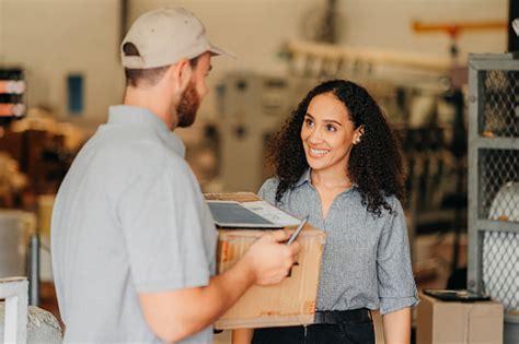 택배에서 배달 상자를 가져 오는 물류 노동자 근로자와화물 재고를 운송하는 관리자 및 유통 창고에서 팀으로 상업 업계에서 일합니다 소매 공장에서화물 패키지 25 29세에 대한