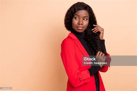 진지한 멋진 예쁜 아프리카 계 미국인 젊은 여성의 사진은 파스텔 베이지 색 배경에 고립 된 빈 공간을 보입니다 흑인 민족에 대한 스톡 사진 및 기타 이미지 Istock