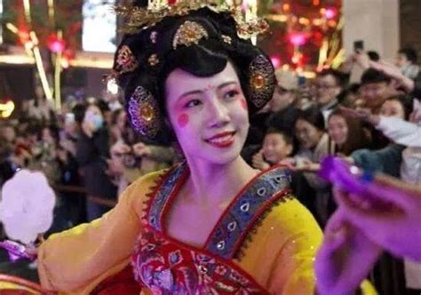 西安不倒翁小姐姐實紅！一眼萬年！不夜城的冬季也熱鬧非凡！ 每日頭條