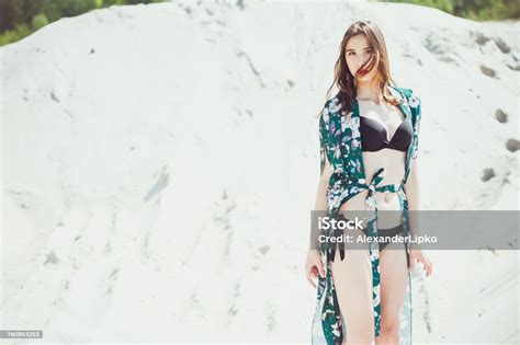 흰색 모래 해변에서 포즈를 취하는 녹색 수영복을 입은 매력적인 날씬한 소녀 비킨의 젊은 여성은 모래 바다 해안에서 휴가를 쉬고 있습니다 컨셉 여행 수영복 관능에 대한 스톡