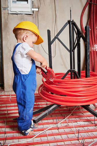 리노베이션 중인 아파트에서 커터로 파이프를 절단하는 어린 소년 관 튜브에 대한 스톡 사진 및 기타 이미지 관 튜브 자르기 연관공 Istock
