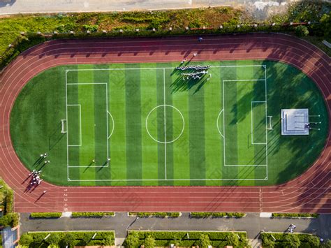 俯拍校园操场学生运动图片 包图网企业站