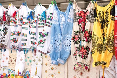 우크라이나 민족 전통 자수 셔츠 Vyshyvanka 벼룩 시장 또는 국가 축제에 전통적인 자수 옷 벼룩 시장에 빈티지 상품 우크라이나 문화의 상징 0명에 대한 스톡 사진 및