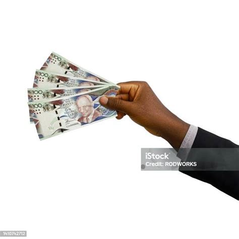흰색 배경에 고립 된 100 바베이도스 달러 지폐를 렌더링 한 3d를 들고있는 양복이있는 검은 손 바베이디안 달러 경제에 대한 스톡 사진 및 기타 이미지 Istock