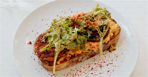 샌드위치와 물 한 잔을 얹은 하얀 접시 사진 Unsplash의 음식 이미지