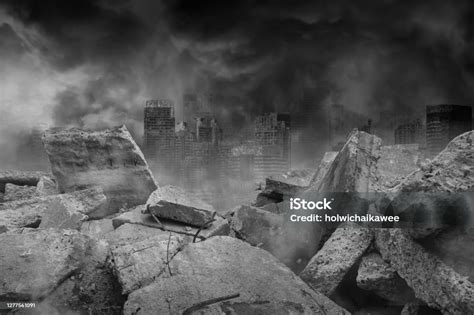 큰 도시 건물 앞의 콘크리트와 벽돌 잔해의 유적은 내전과 도시 포기 전쟁의 개념에서 연기로 덮여있다 지진에 대한 스톡 사진 및 기타 이미지 Istock