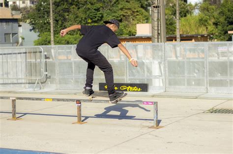 무료 이미지 거리 스케이트 보드 홍어 도약 휴양 어린 익스트림 스포츠 스포츠 장비 롱 보드 난간 소년들 미술 야외 레크리에이션 스케이트 보딩 장비