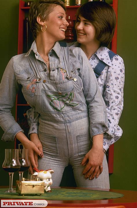 2 женщины из 70 х годов раздевают друг друга для лесбийского секса