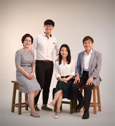 가족사진 할인이벤트 300여평의 력셔리한 시설에 다양한 컨셉촬영 촬영의상 무료 드레스 턱시도 캐주얼 풀헤어 메이크업무료