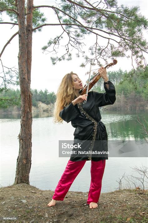 아름 다운 젊은 여 자가 맨발 호수의 해 안에 바이올린을 재생합니다 검은색에 대한 스톡 사진 및 기타 이미지 검은색 놀기 등 Istock