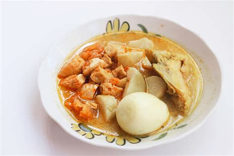 론통 사두르 또는 케투판 인도네시아 요리 코코넛 밀크와 향신료로 조리한 채소를 곁들인 압축 떡이나 론통 이드 무바라크 이드 피터 축하 행사에서 특별 요리 0명에 대한 스톡