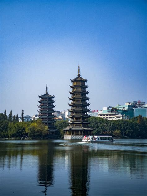 广西桂林日月双塔摄影图