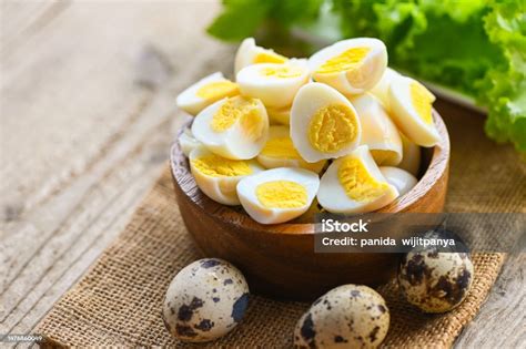 삶은 계란 음식 나무 그릇에 메추라기 알 신선한 메추라기 알과 테이블 배경에 야채 상추를 곁들인 아침 식사 달걀 갈색에 대한 스톡 사진 및 기타 이미지 Istock