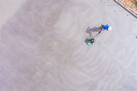 석공은 콘크리트를 젖은 기초에 부은 후 콘크리트 연마 기계로 연마 된 콘크리트를 마무리합니다 45 49세에 대한 스톡 사진 및 기타 이미지 Istock