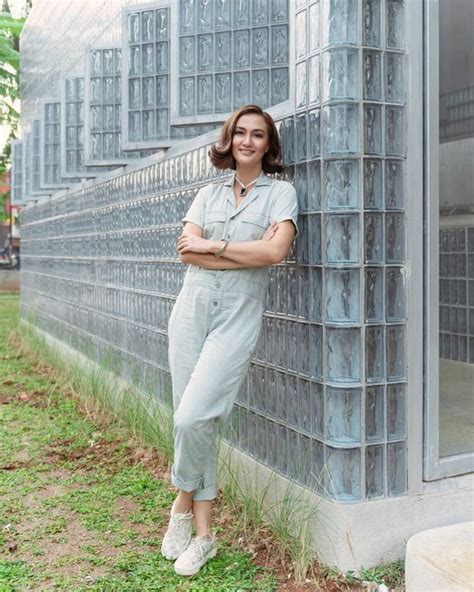 Portrait Of Atiqah Hasiholan Who Is Now 41 Years Old A Hot Mom Who Stays Young And Beautiful