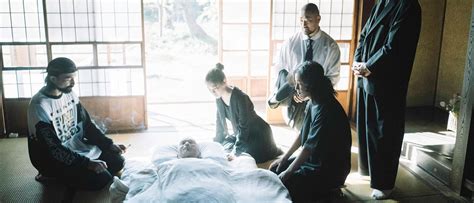 가족 장례를 테마로 한 에비센 스케이트보드의 24 여름 컬렉션