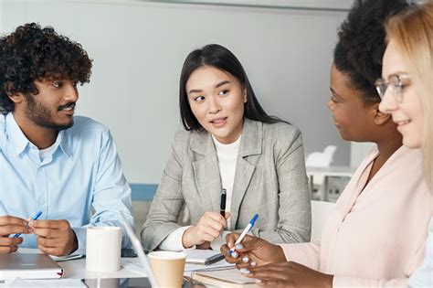 수업 시간에 책상에 앉아 있는 공통 프로젝트에 참여하는 다양한 학생들이 교실에 대한 스톡 사진 및 기타 이미지 교실 기업 비즈니스 다민족 그룹 Istock