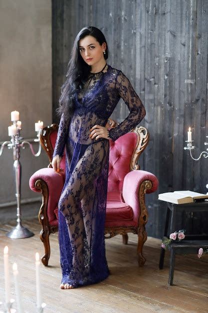 Hermosa Mujer Posando En Casa Foto Gratis
