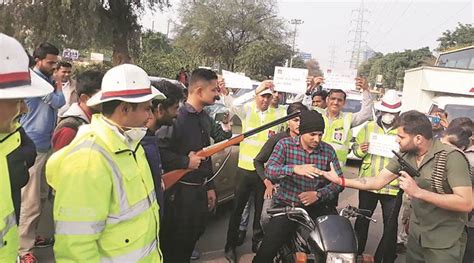 In Gurgaon Gabbar Sambha Hand Out Traffic Rules To Violators Delhi News The Indian Express