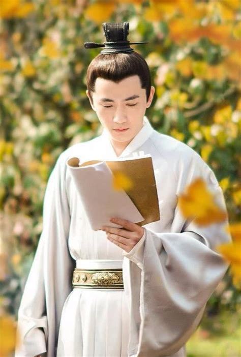 朱一龍片場看劇本被偷拍拿書姿勢成焦點網友我能學一年 ITW01