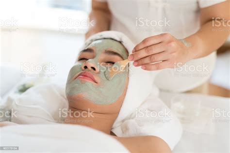피부에 수 분을 얼굴 에스테틱추가 스파 살롱에서 침대에 누워 하는 아시아 여자와 하 고 여성 치료사 건강관리와 의술에 대한 스톡 사진 및 기타 이미지 Istock