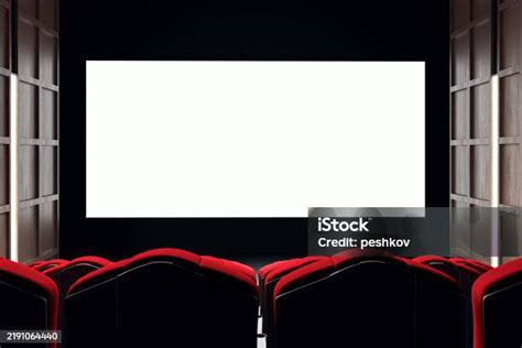 빈 스크린과 빨간 좌석 짙은 나무 패널 벽 브랜딩을 위한 미니멀한 디자인이 있는 현대적인 영화관 인테리어 3d 렌더링 0명에 대한 스톡 사진 및 기타 이미지 Istock