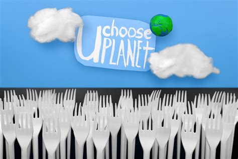 플라스틱 포크 위에 생태 텍스트가있는 플라스틱 지구 행성 핸드메이드 구름 및 스티커 지구 시간 지구의 날 바다의 날 및 기타 Eco 날짜에 대한 생태 개념 0명에 대한 스톡