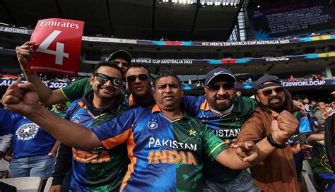 পাকিস্তানের বিপক্ষে টস জিতে বোলিংয়ে ভারত দেখে নিন দুই দলের একাদশ