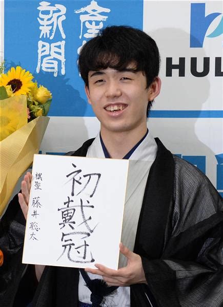 17歳11カ月の“史上最年少”新棋聖誕生！ “ai超え”藤井聡太七段「棋士になって成長できた」 青野照市九段「年内複数タイトル射程」 （12