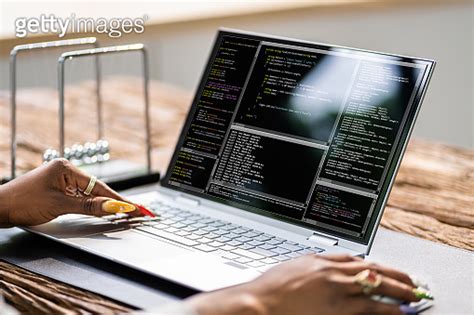 Programmer Coding Classes Web Developer Coder 이미지 1405793171 게티이미지뱅크