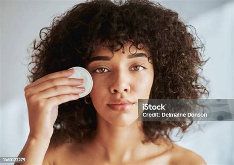 흑인 여성 스킨케어 초상화 면화는 피부과 화장품 및 해독 제품으로 피부를 청소합니다 광채 자연스러운 머리카락 및 셀프 케어 얼굴 화장품 모형을 위한 스튜디오의 뷰티 모델의