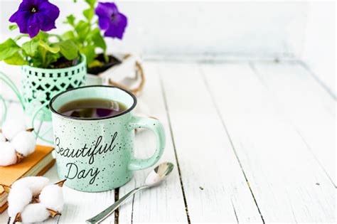 흐릿한 배경 전면 흐림이있는 나무 흰색 테이블에 차 한 잔을 클로즈업합니다 꽃 책 작은 술 면 상자와 정물 봄 아침 식사 공간을 복사합니다 0명에 대한 스톡 사진 및 기타