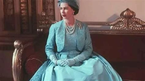 ელიზაბეტ Ii ის ცისფერი კაბის შავი მაგია ყველაფერი დედოფლის დის მარგარეტის ქორწილით დაიწყო