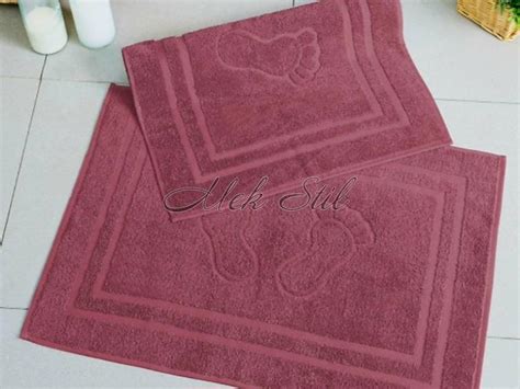 Килимче за баня с крачета в цвят бордо МЕКСТИЛ Български хавлии халати и спално бельо