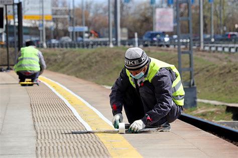 의료용 마스크를 쓴 작업자가 기차역의 플랫폼을 그립니다 페인트에 대한 스톡 사진 및 기타 이미지 페인트 2명 건설 산업 Istock