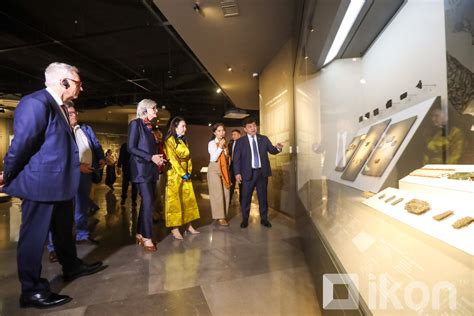 ФОТО Австралийн Холбооны Улсын Амбан захирагч Саманта Мостин нөхрийн