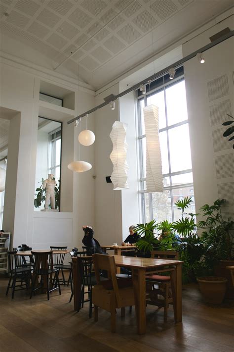 테이블과 의자가 많은 레스토랑 사진 Unsplash의 무료 덴마크 이미지