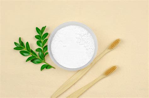 환경 친화적 인 개인 위생 제품 구강 관리 대나무 칫솔과 칫솔은 녹색 잎이 있는 린넨 천에 있습니다 0에 대한 스톡 사진 및 기타 이미지 Istock