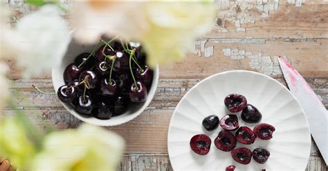 체리 한 그릇 옆에 체리를 얹은 흰색 접시 사진 Unsplash의 체리 이미지