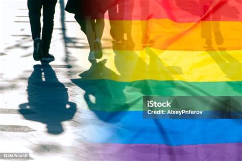 무지개 Lgbt 플래그 그림자와 도로에 사람들의 실루엣 세계에서 익명게이 레즈비언과 트랜스 젠더에 대한 개념적 그림 그림자에 대한 스톡 사진 및 기타 이미지 Istock