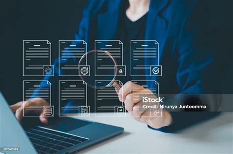 문서 관리 및 감사 개념 비즈니스 전략 및 비즈니스 프로세스 관리를 위한 가상 화면에 문서 아이콘이 있는 사업가 관리 승인 및 프로젝트는 개념을 승인합니다 개념에 대한 스톡