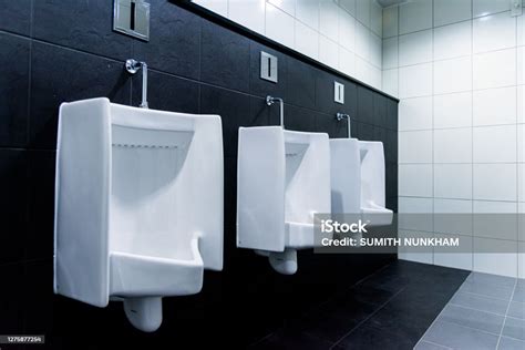 공장 사무실에서 벽 검은 타일과 남성 방 흰색 소변기 타일이있는 현대 공중 남성 화장실 0명에 대한 스톡 사진 및 기타 이미지 0명 Health 감지기 Istock