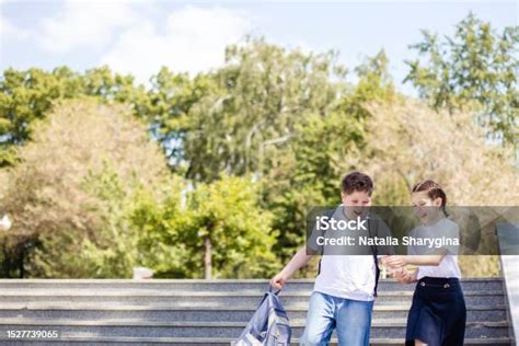 두 명의 십대 소년과 소녀 친구 학교에 가서 즐겁게 웃습니다 학교로 돌아 가기 복사 공간 10 11세에 대한 스톡 사진 및 기타 이미지 Istock