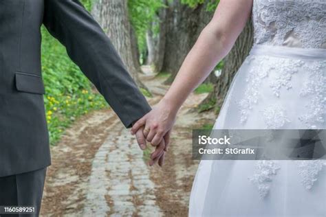 동화 속 숲속의 상징적인 삶의 길 앞에서 새로 결혼한 부부 독일 2명에 대한 스톡 사진 및 기타 이미지 2명 결혼 반지 결혼식 Istock