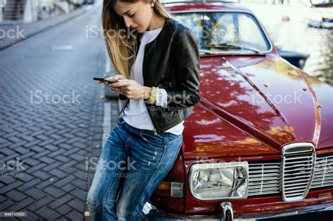 예쁜 여자를 보고 그녀의 스마트폰 빈티지 자동차에 기대어 겨울에 대한 스톡 사진 및 기타 이미지 겨울 암스테르담 2명 Istock