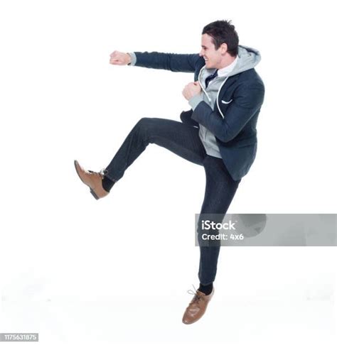 사무실에서 흰색 배경 앞에서 한 남자 한 사람 전체 길이 측면보기 프로필보기 2029 세 성인 잘 생긴 사람들 백인 남성 젊은 남성 사업가 비즈니스 사람 전신에 대한 스톡