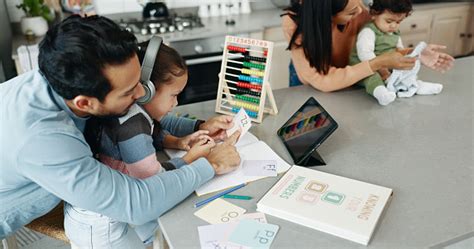 부모 자녀 및 E러닝 원격 학습 또는 가정의 주방에서 가상 수업을 위해 헤드폰으로 교육합니다 어머니 아버지 자녀 또는 형제 자매가 집에서 온라인 수업 또는 숙제를 도와줍니다