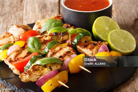 갓 구운된 닭 꼬치 소스와 라임 근접 촬영으로 야채와 함께 요리 가로 건강한 식생활에 대한 스톡 사진 및 기타 이미지 건강한 식생활 검은색 고기 Istock