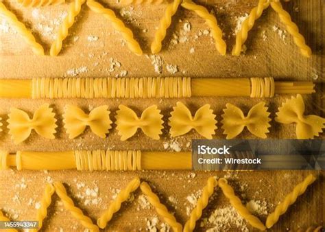 탑 뷰는 다양한 종류의 생 파스타 조각을 아름답게 배열했습니다 건강한 식생활에 대한 스톡 사진 및 기타 이미지 건강한 식생활 깔끔한 날것 Istock